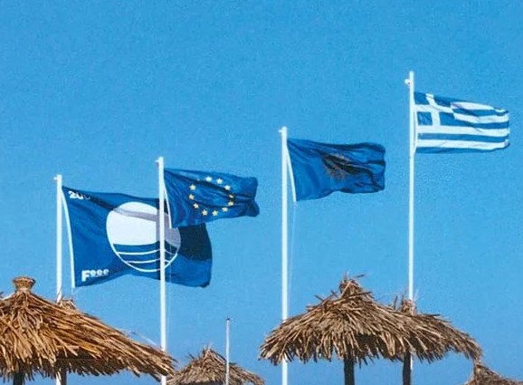 Γαλάζια Σημαία: Αφαίρεση του βραβείου από δεκατρείς ελληνικές ακτές ...