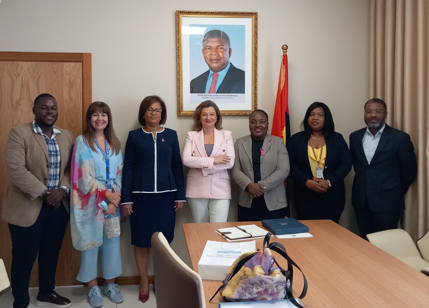 Η ΔΙΟΝΥΣΙΑ ΑΥΓΕΡΙΝΟΠΟΥΛΟΥ ΣΤΗΝ ΑΓΚΟΛΑ